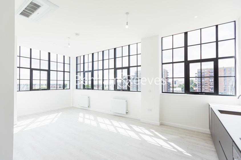 Carnation Gardens, Hayes UB3 3 bed apartment - £2,050 pcm (£473 pw)