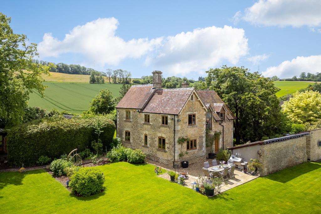 Colesbourne GL53 5 bed detached house - £1,100,000