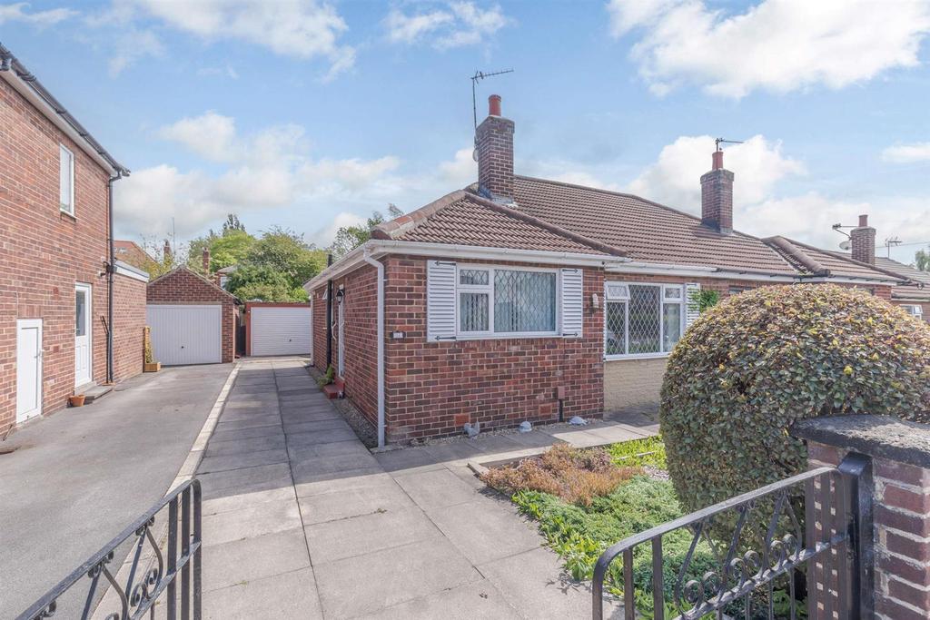 Crossways Drive, Harrogate, HG2 7DH 2 bed semi-detached bungalow - £250,000