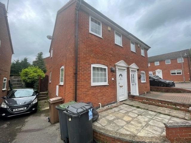 Felton Close, Luton, Bedfordshire, LU2 2 bed semi-detached house - £260,000