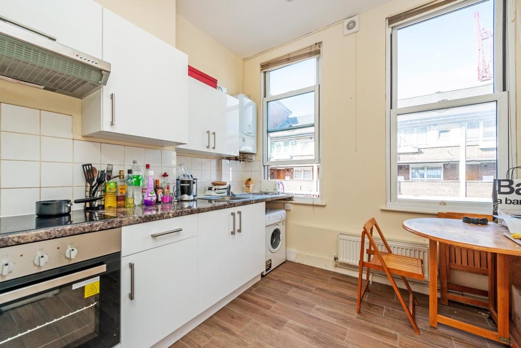 North End Road London SW6 2 bed flat - £1,400 pcm (£323 pw)
