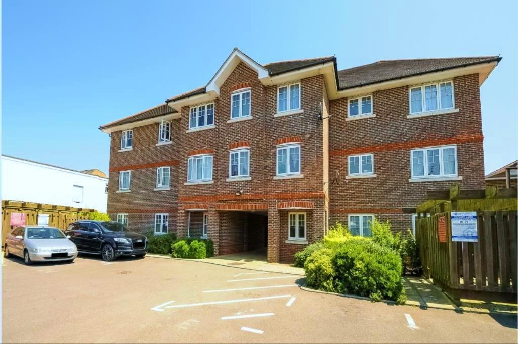Farnburn Avenue Slough, SL1 4XZ 2 bed ground floor flat - £1,200 pcm (£ ...