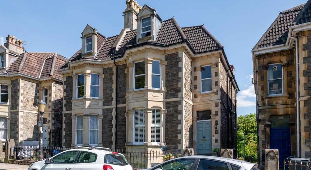 York Gardens, Clifton, Bristol, BS8 4LN 5 bed semi-detached house - £ ...
