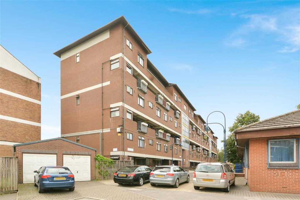 Ilkeston Court, Overbury Street... 3 bed flat - £2,200 pcm (£508 pw)