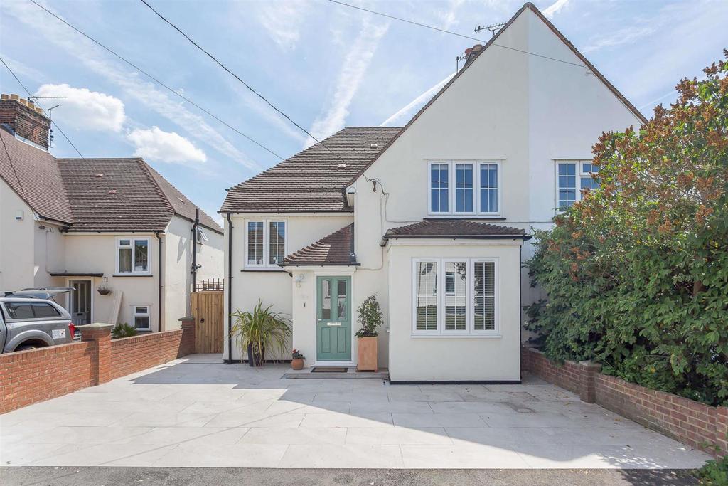 Disney Close, Ingatestone 3 bed semi-detached house - £650,000