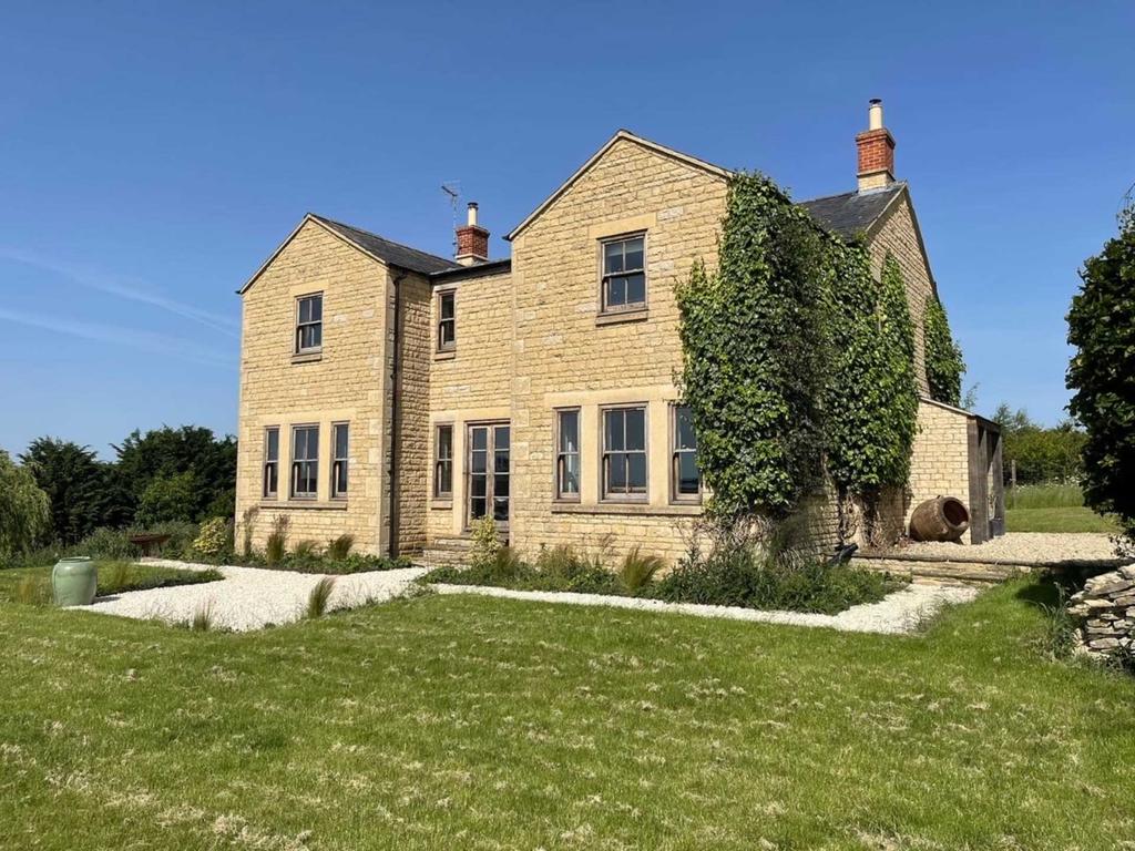 Pudlicote, Chilson 5 bed detached house - £4,000 pcm (£923 pw)