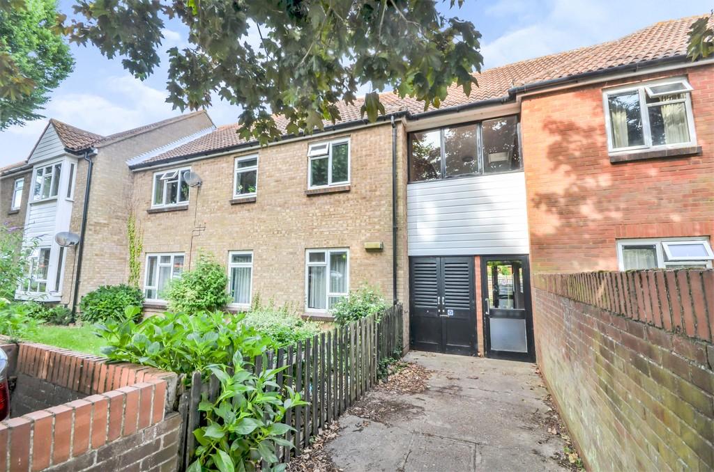 Wilkin Court, Prettygate, CO3 4TA 2 bed flat - £200,000