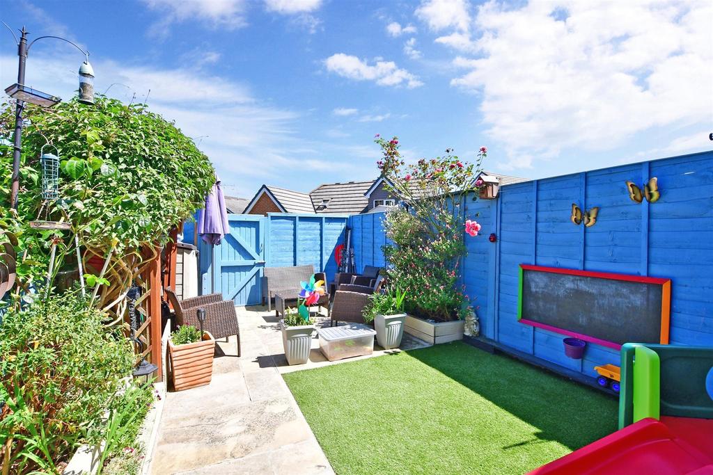 Alvington Manor View, Newport, Isle... 2 bed terraced house - £170,000
