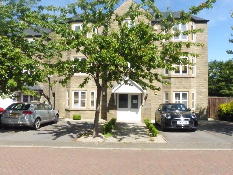 Low Beck, Ilkley, LS29 8UN 2 bed flat - £795 pcm (£183 pw)