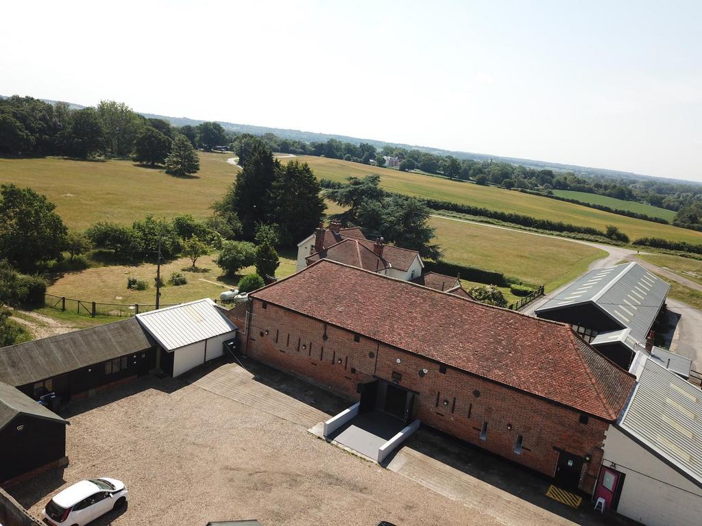 Coptfold Hall Farm, Writtle Road... Barn conversion - £2,405 pcm (£555 pw)