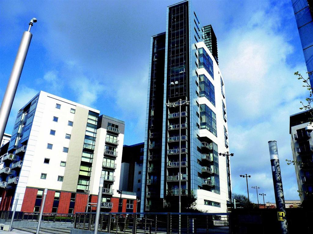 Meadowside Quay Square, Glasgow 2 bed flat - £200,000