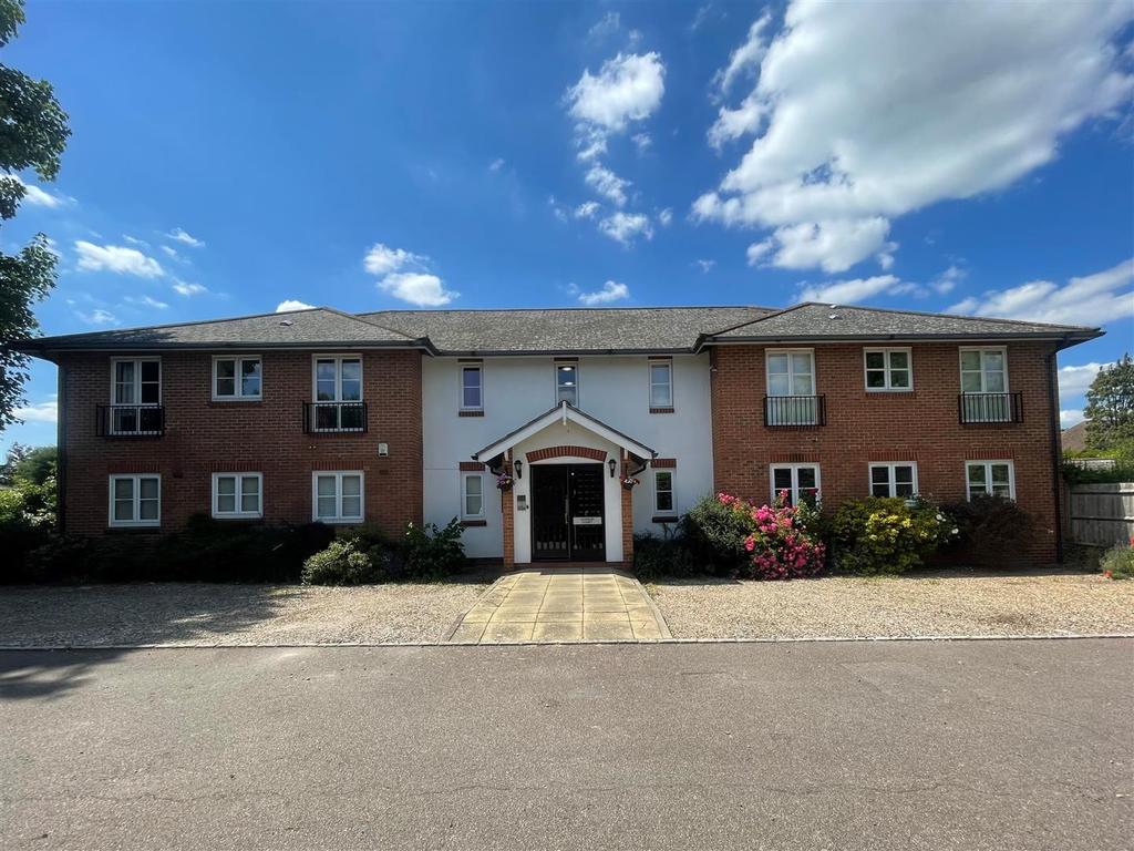 Howard Court, Henry Close, Enfield 2 bed flat - £1,350 pcm (£312 pw)