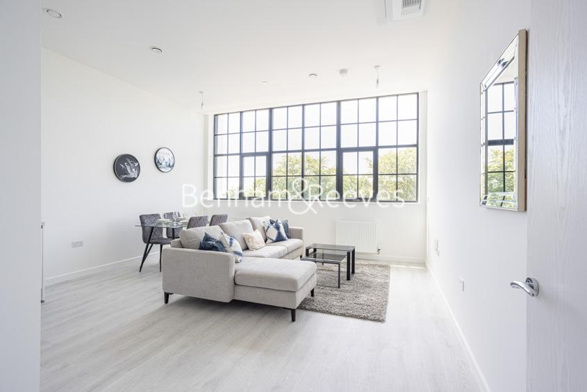 Carnation Gardens, Hayes UB3 1 bed apartment - £1,400 pcm (£323 pw)