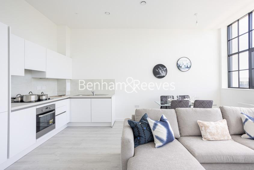 Carnation Gardens, Hayes UB3 1 bed apartment - £1,400 pcm (£323 pw)