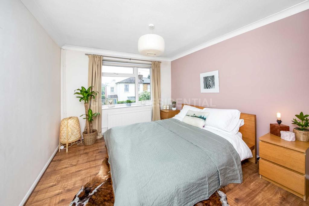 Chestnut Grove, New Malden 2 bed maisonette - £450,000
