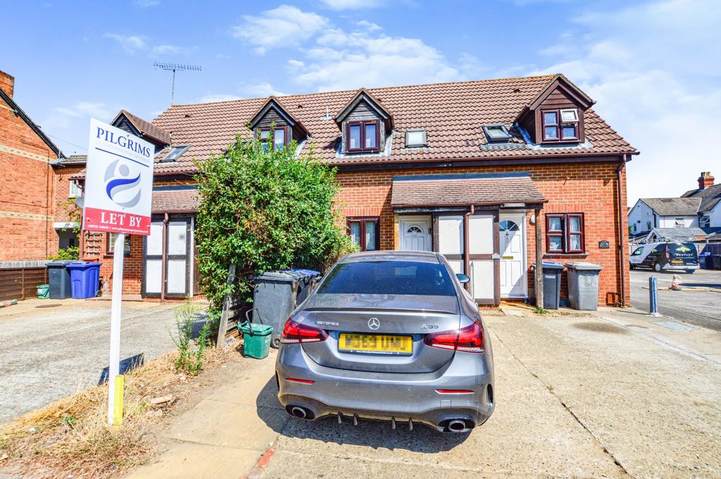 Stepgates, Chertsey, Surrey, KT16 3 bed terraced house - £1,695 pcm (£ ...