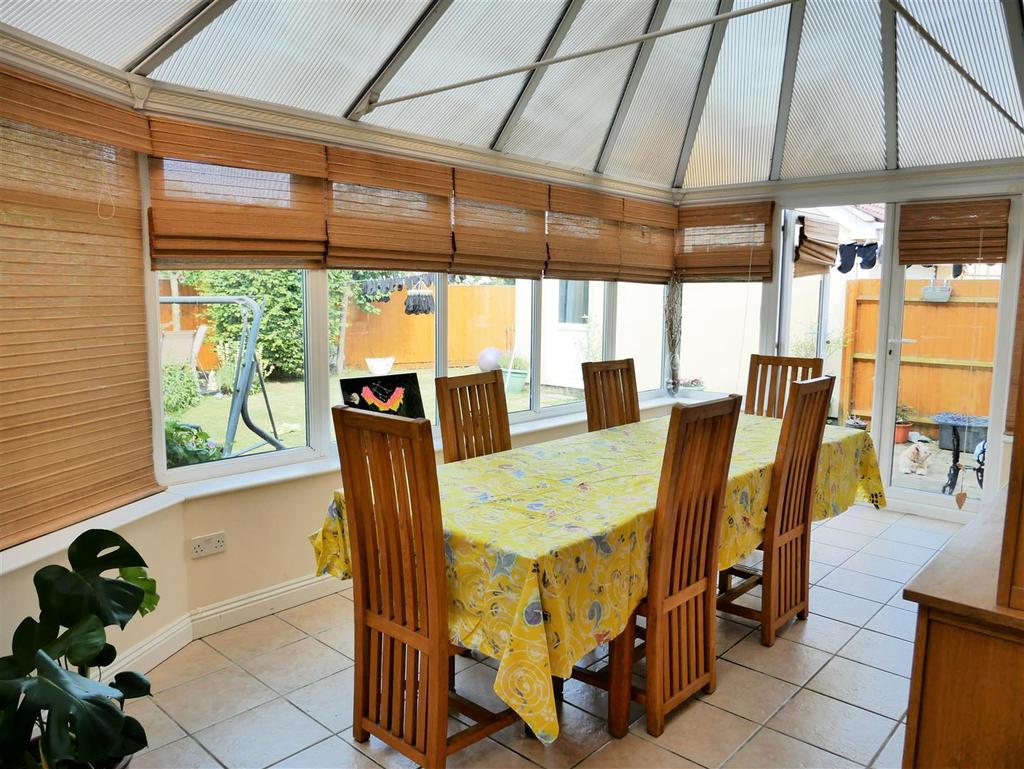 Springfield Drive, Calne 6 bed detached house - £525,000