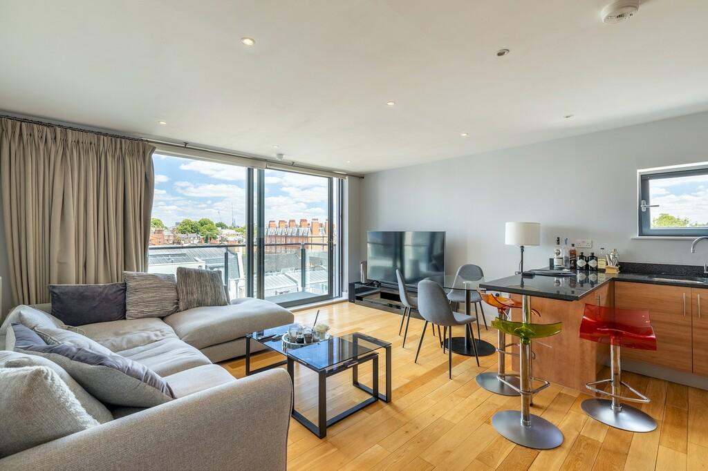 Fulham Road, Chelsea, SW10 2 bed flat - £3,683 pcm (£850 pw)