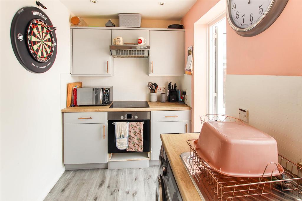 Hollybrook Gardens Locks Heath 2 Bed Terraced House £275 000