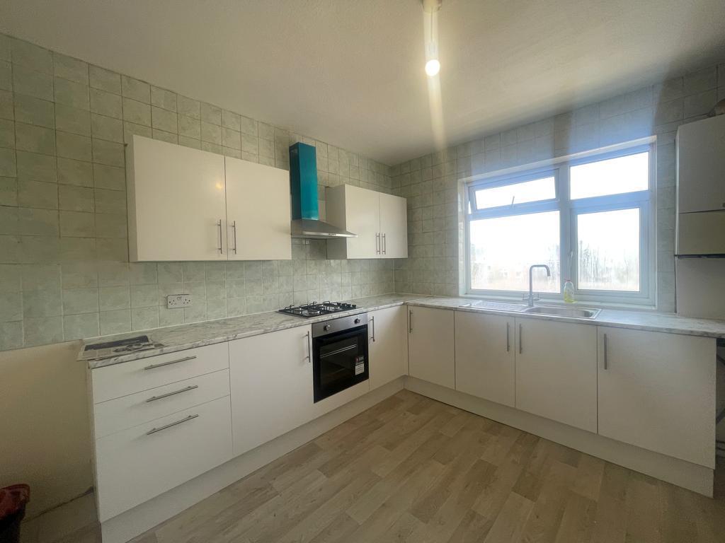 Rayners Lane, Pinner HA5 4 bed flat - £1,800 pcm (£415 pw)