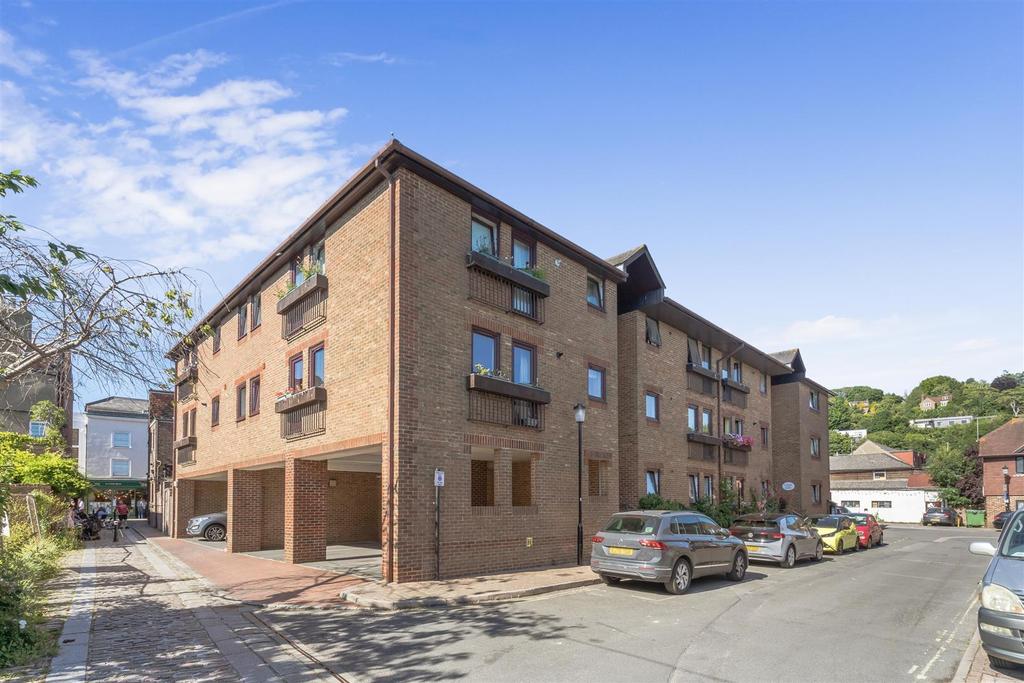Farncombe Road, Lewes 2 bed apartment - £309,950