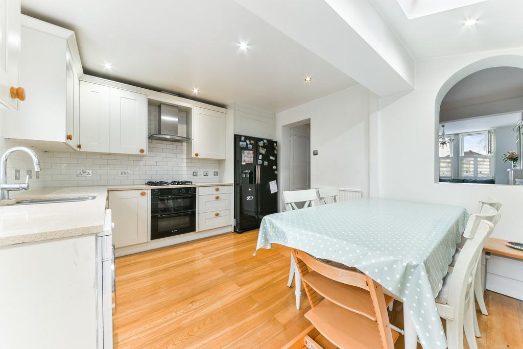 William Road, SW19 4 bed house - £3,500 pcm (£808 pw)