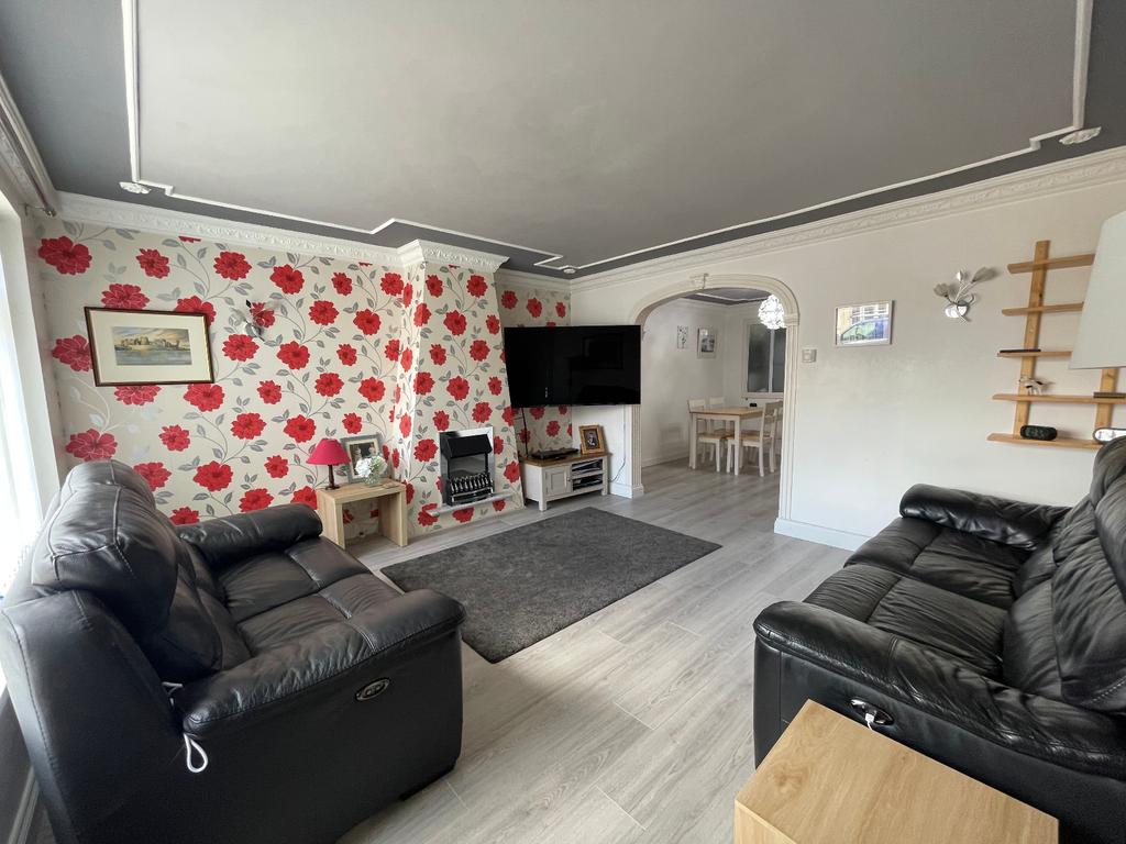 Lon-y-Gors,Caerphilly,CF83 1DP 3 bed semi-detached house - £280,000