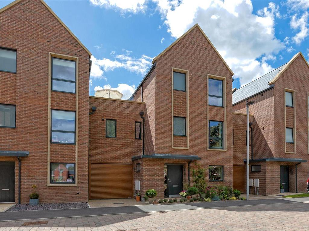 20 Lady Herbert Way, Shrewsbury, SY3 9DY 4 bed townhouse - £600,000