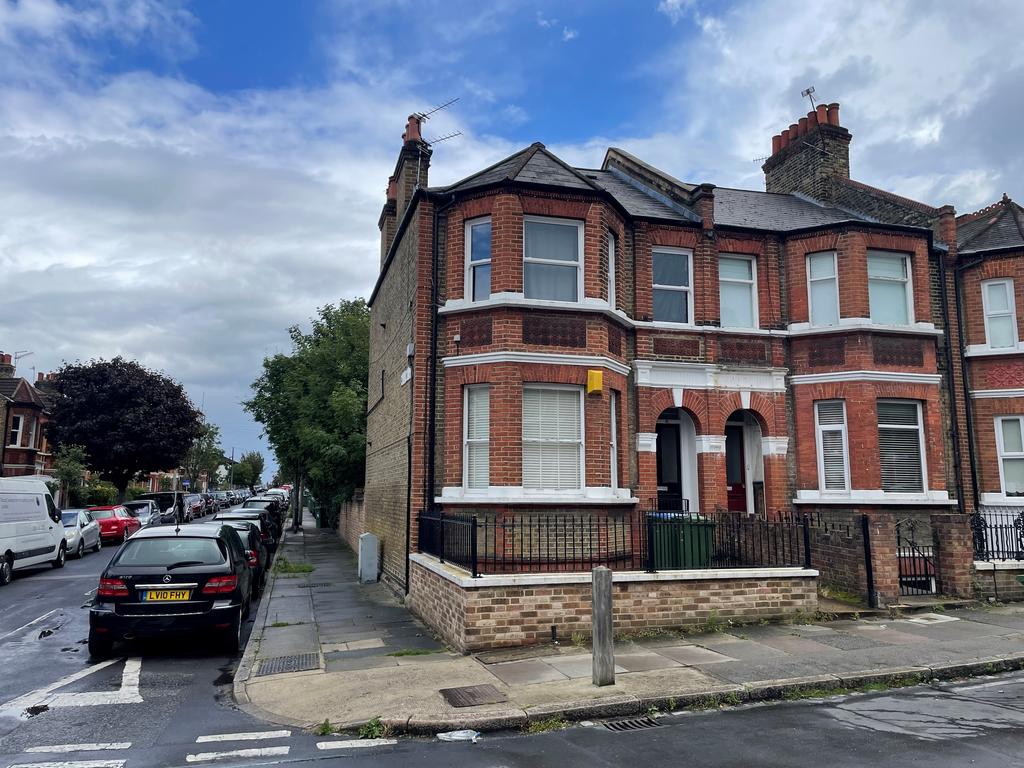 16B Vernham Road, London, SE18 3EZ 1 bed flat - £160,000