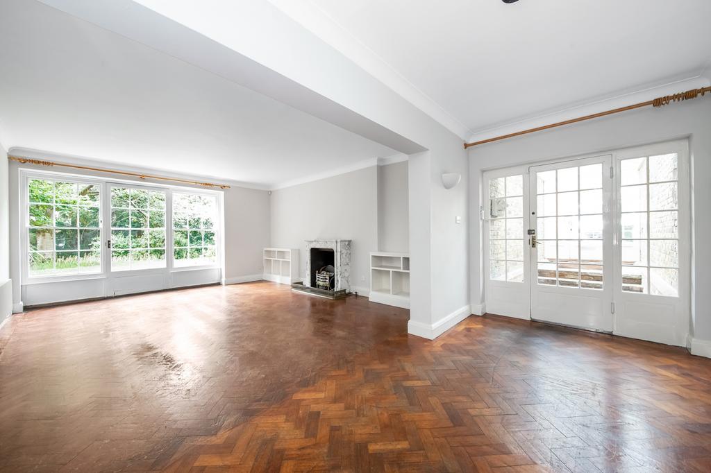 Knighton House, 102 Manor Way... 3 bed flat - £2,500 pcm (£577 pw)