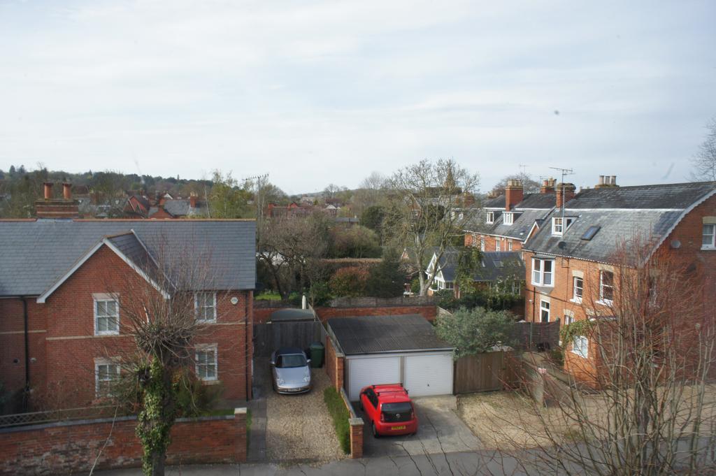 St. Marks Road, Henley-on-Thames RG9 2 bed flat - £1,200 pcm (£277 pw)