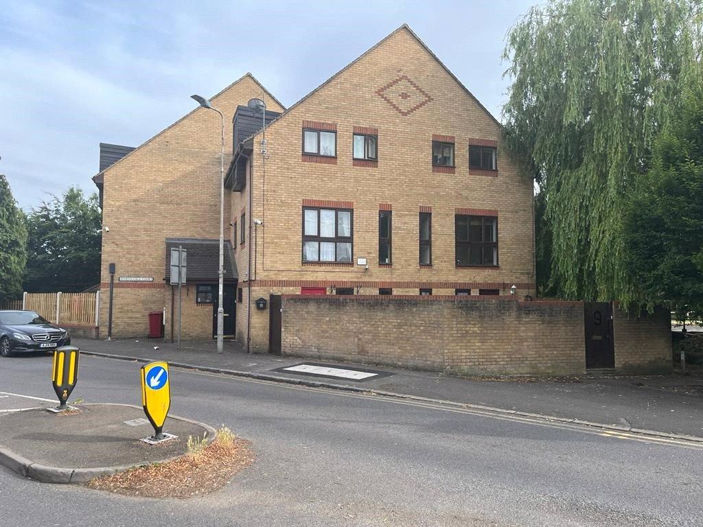 High Street, Colnbrook, Slough... 2 bed apartment - £1,450 pcm (£335 pw)