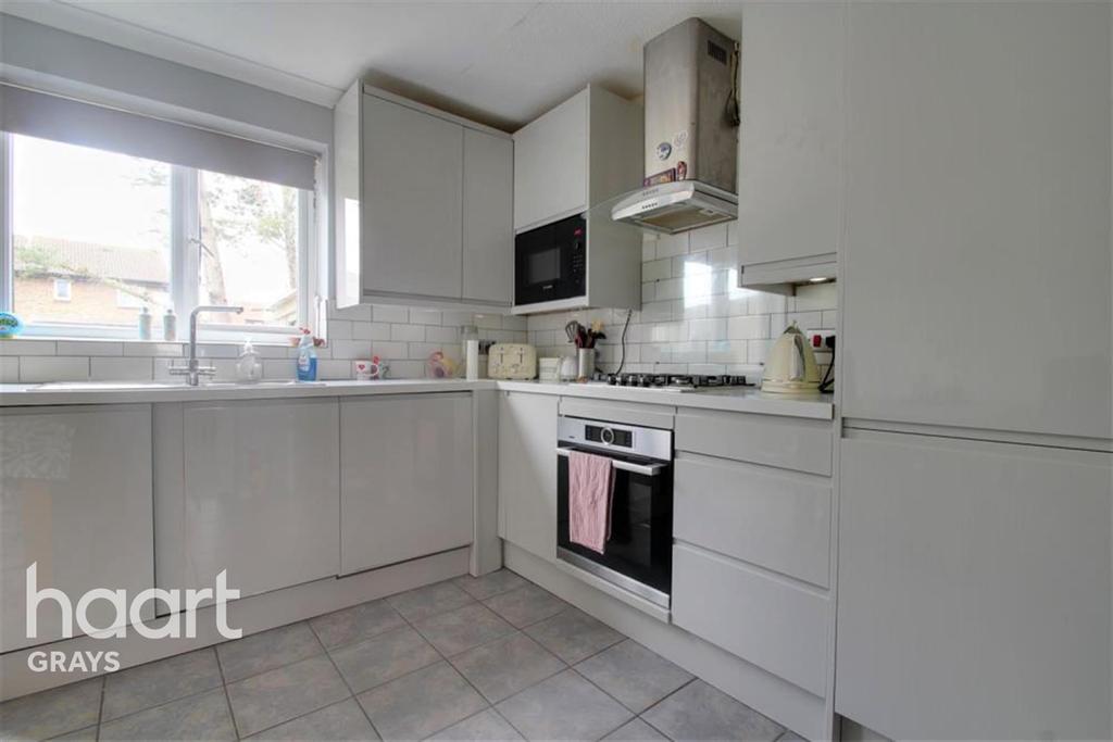 Burns Place, RM18 2 bed terraced house - £1,200 pcm (£277 pw)