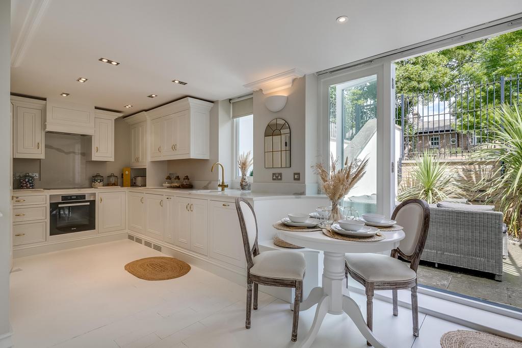 Thornton Place, Clapham Common North... 1 bed flat - £825,000