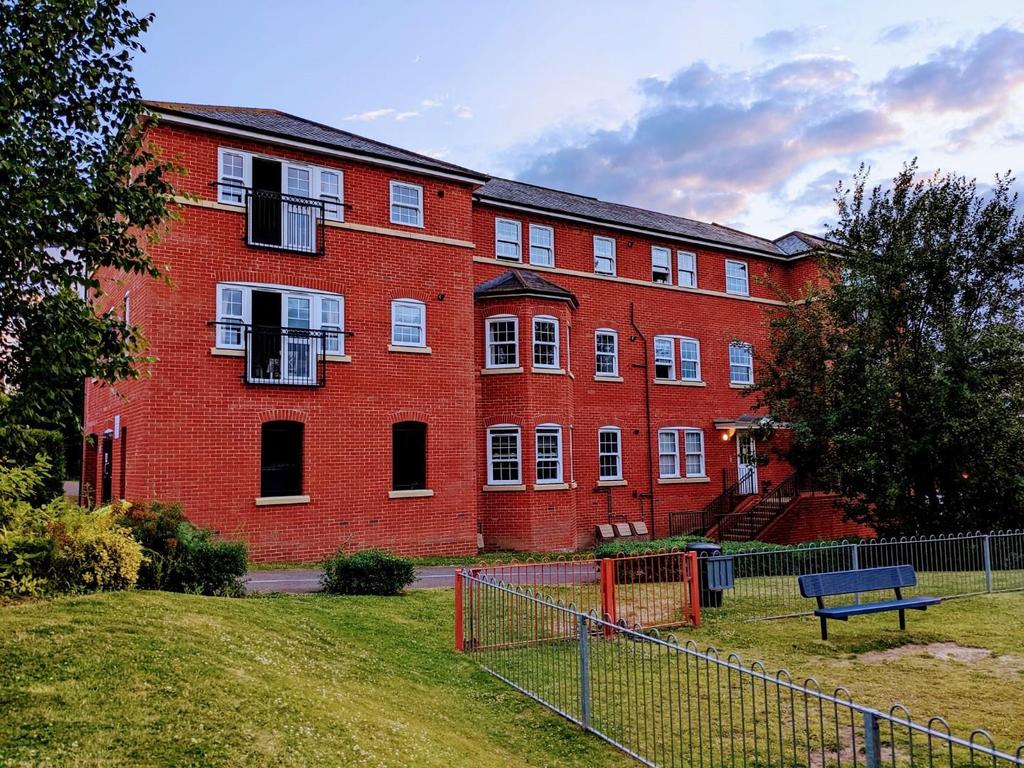 George Roche Road, Canterbury 2 bed flat - £240,000