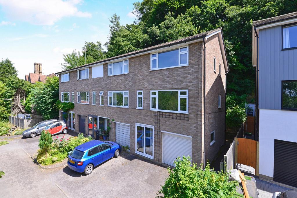 Valley View, Surrey GU7 3 bed end of terrace house - £475,000