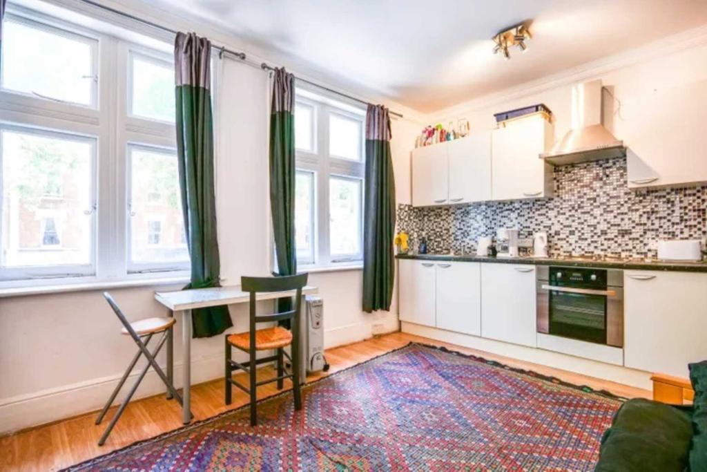 Chiswick High Road, Chiswick 5 bed flat - £4,750 pcm (£1,096 pw)
