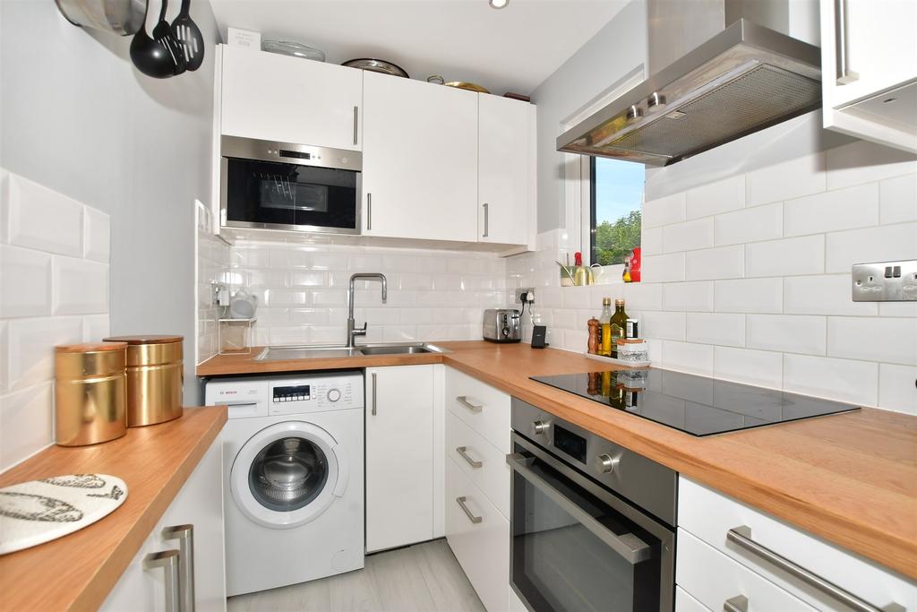Turnpike Lane, Sutton, Surrey 1 bed apartment - £250,000