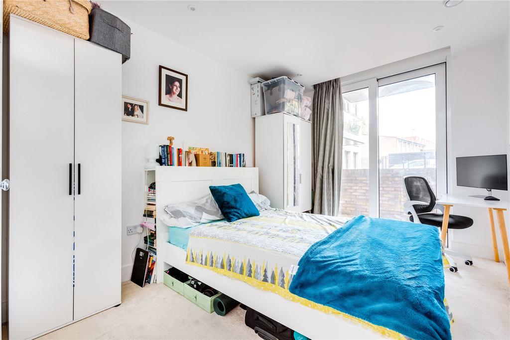 Butler Court, Hyde Lane, London 2 bed flat - £625,000