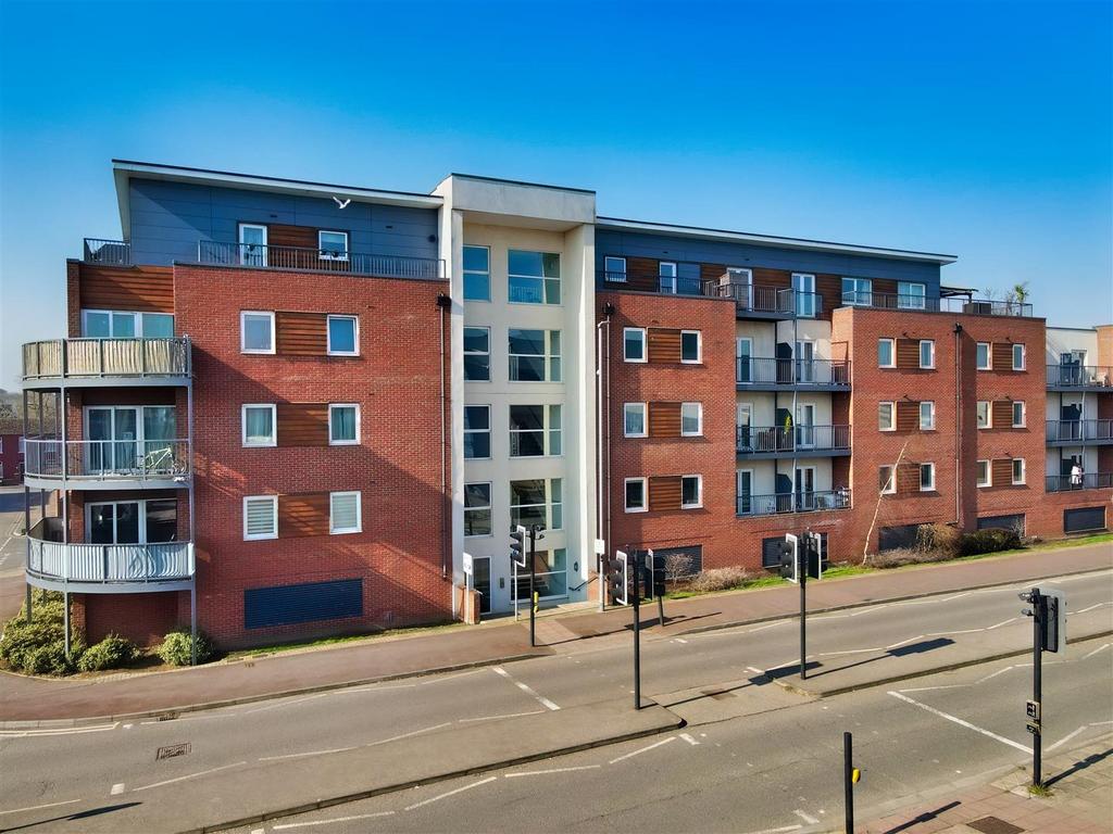 Princes Way, Bletchley, Milton Keynes 2 bed apartment - £190,000