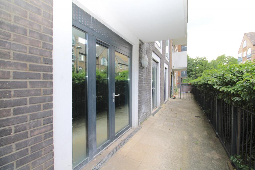 Surrey Quays Road, London, SE16 2 bed apartment - £2,250 pcm (£519 pw)