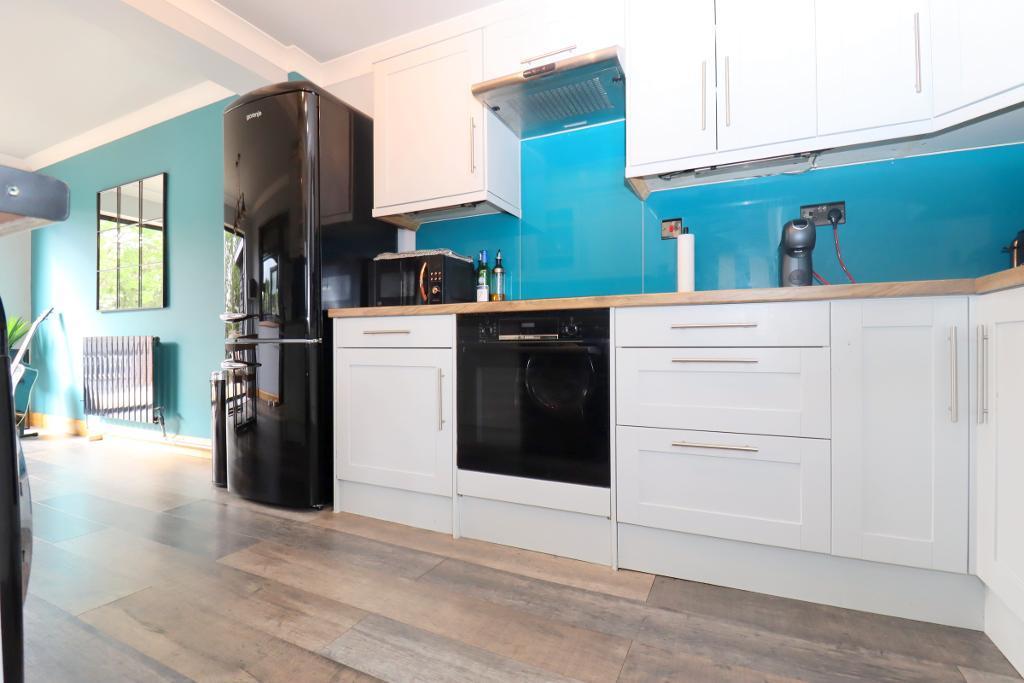 Runfold Avenue, Luton, Bedfordshire... 2 bed semi-detached house - £320,000