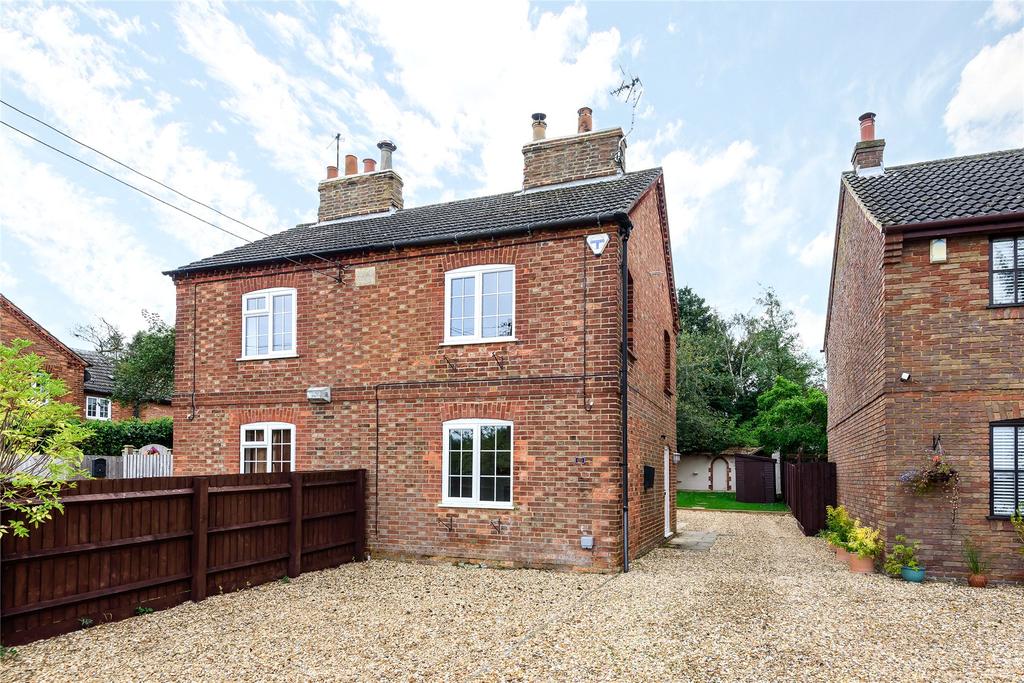 Filgrave, Newport Pagnell... 2 bed semi-detached house - £850 pcm (£196 pw)
