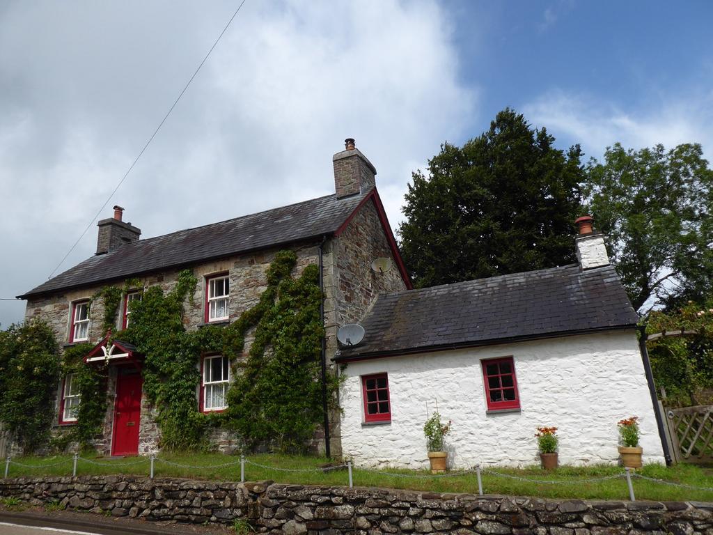 Drefach, Llanybydder, SA40 4 bed detached house - £410,000