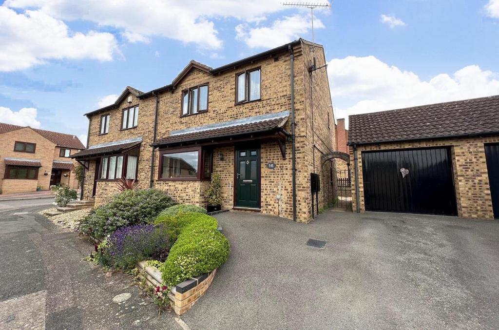 Greenglades West Hunsbury 3 Bed Semi Detached House £300 000