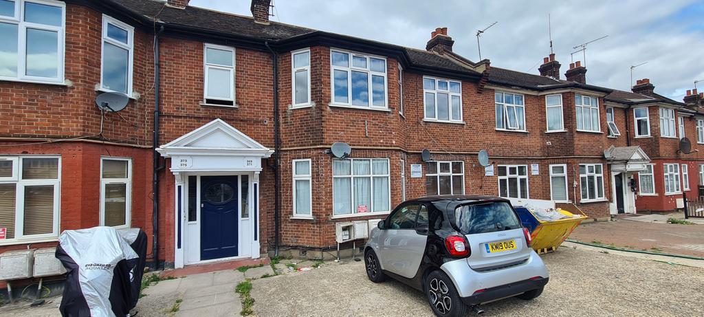 LONDON, N13 3 bed flat - £1,700 pcm (£392 pw)