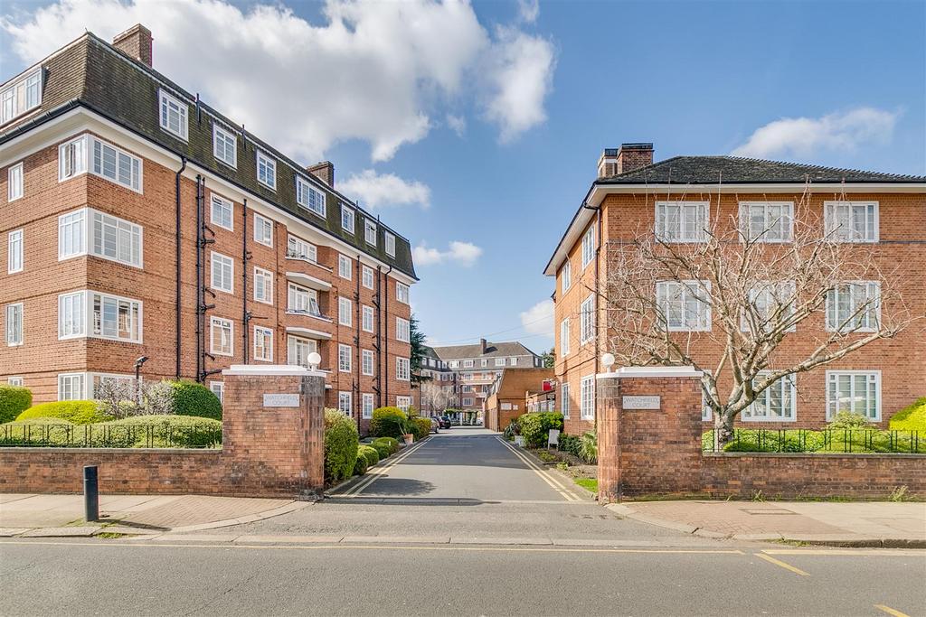Sutton Court Road, London, W4 3 bed flat - £699,950