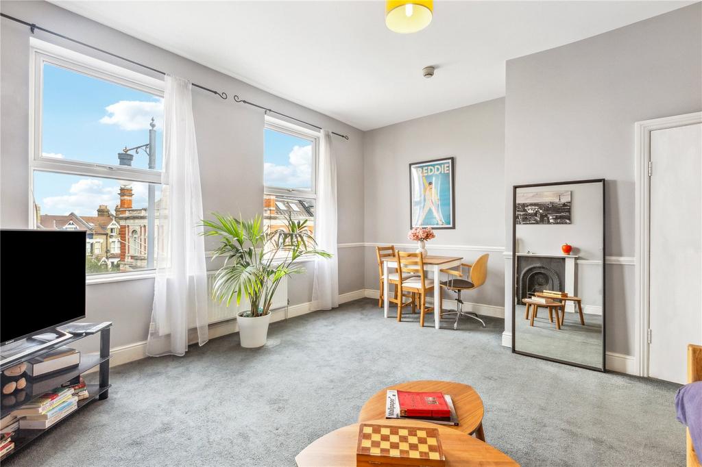 East Hill, London, SW18 2 bed apartment - £500,000