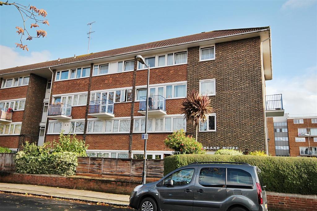 Manor Estate, London SE16 2 bed flat - £1,603 pcm (£370 pw)