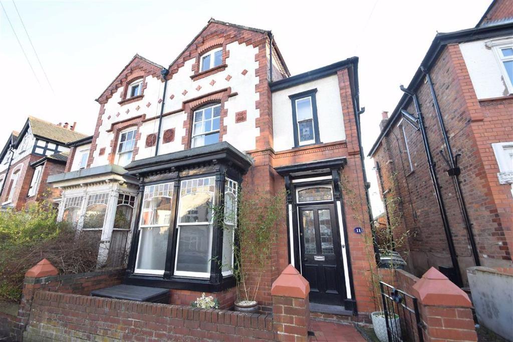 Coton Crescent, Shrewsbury, Shropshire 5 bed semi-detached house - £375,000